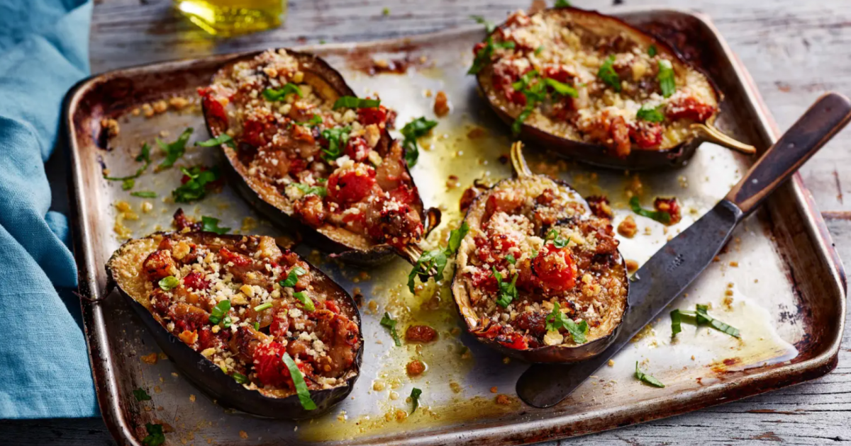 Μελιτζάνες στη… χρυσή τους εκδοχή: Σκορδάτες, με ντομάτα, πάπρικα και μαϊντανό | Alfavita